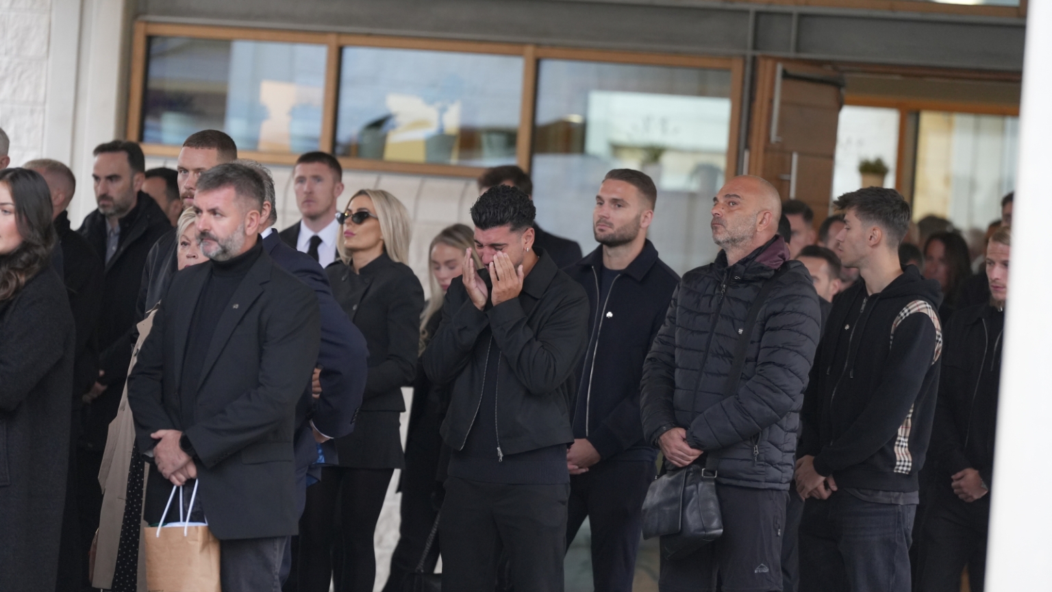 Συγκλονιστικές στιγμές στο τελευταίο «αντίο» στον Τζορτζ Μπάλντοκ (pics) - Monobala