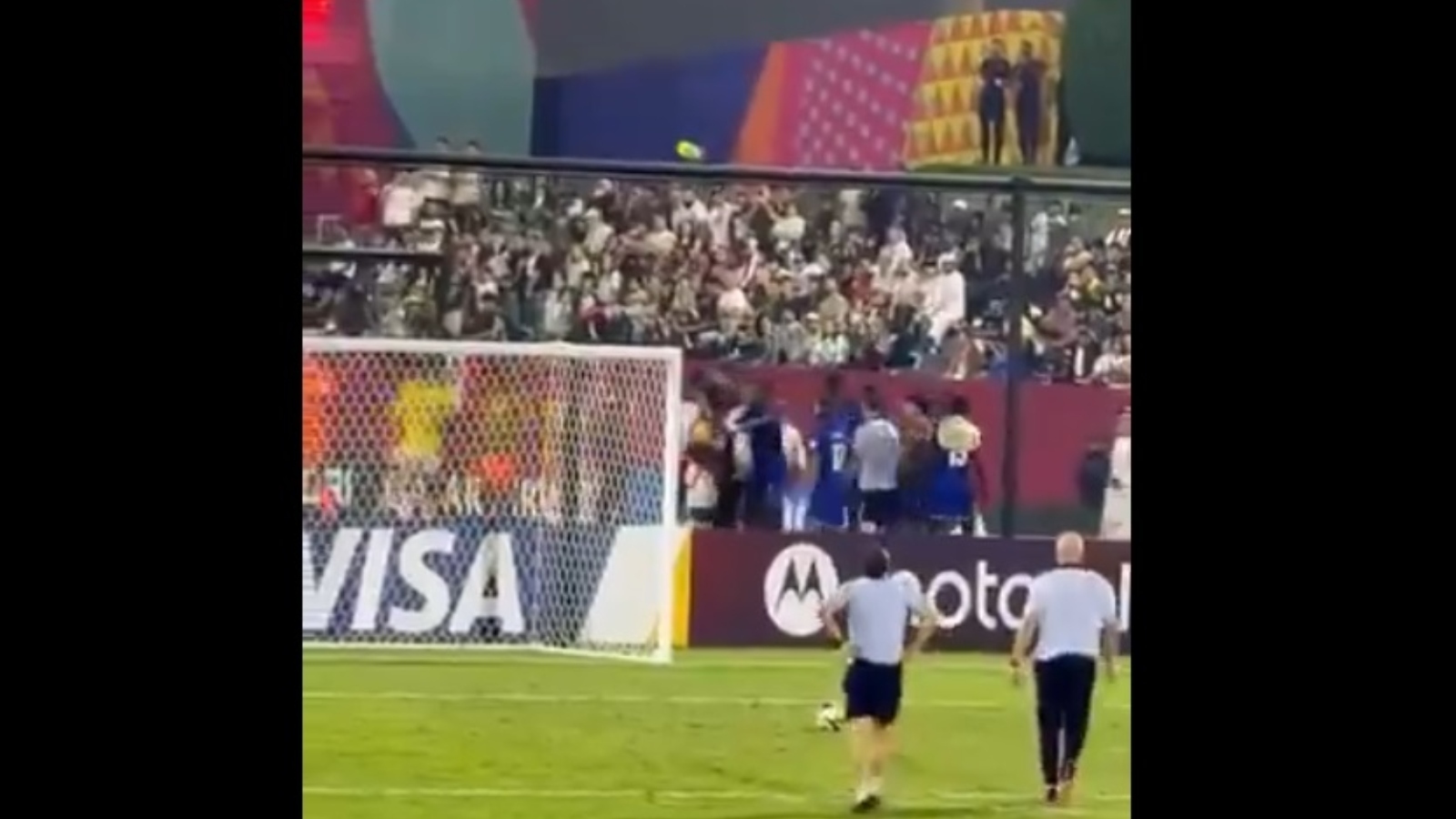 Αδιανόητο ξύλο στο Μουντιάλ U17 - Το απόλυτο χάος μεταξύ συγγενών και ποδοσφαιριστών (video ...